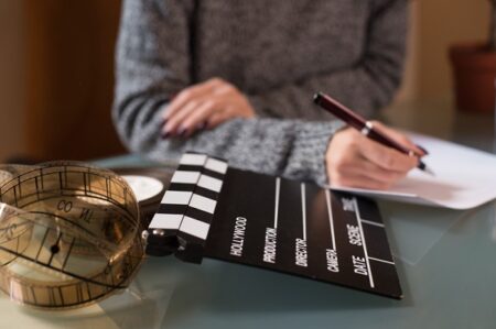 Cara Menjadi Penulis: Freelance Writer, Novel, hingga Film - Qoala ...