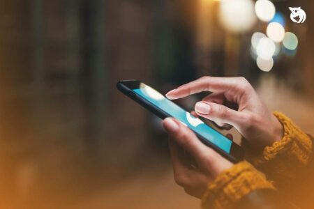 5 Cara Mengatasi Layar HP Retak yang Bisa Kamu Coba - Qoala Indonesia