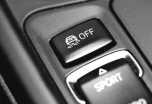 Traction Control: Pengertian, Fungsi dan Cara Kerjanya - Qoala Indonesia